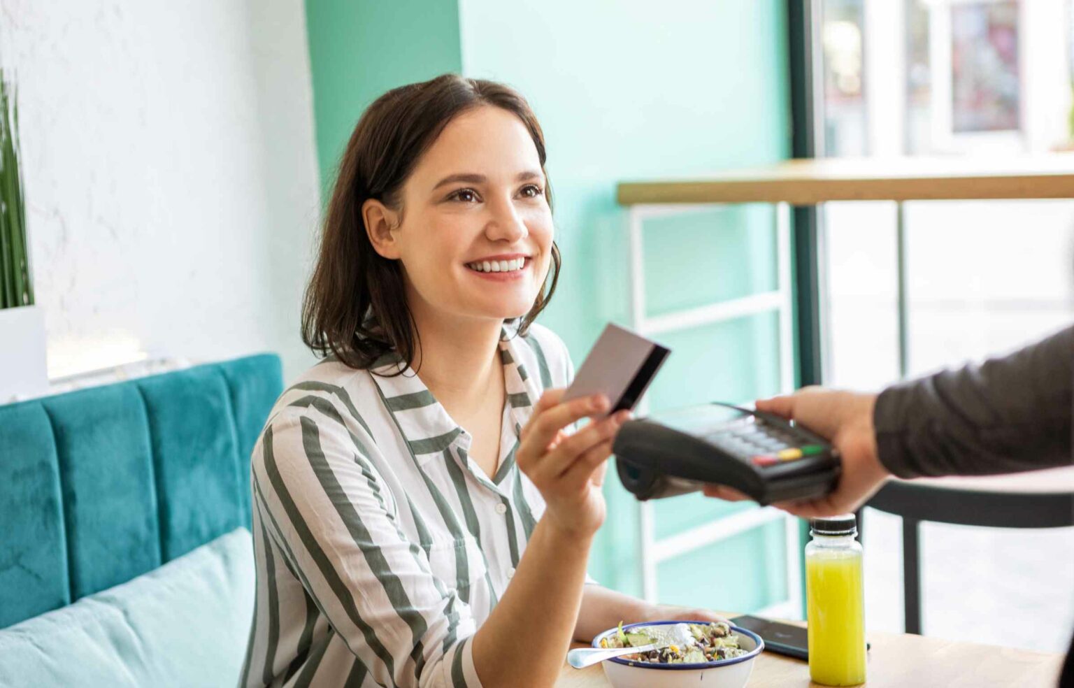Charge Card vs. Credit Card - What Makes Them Different?