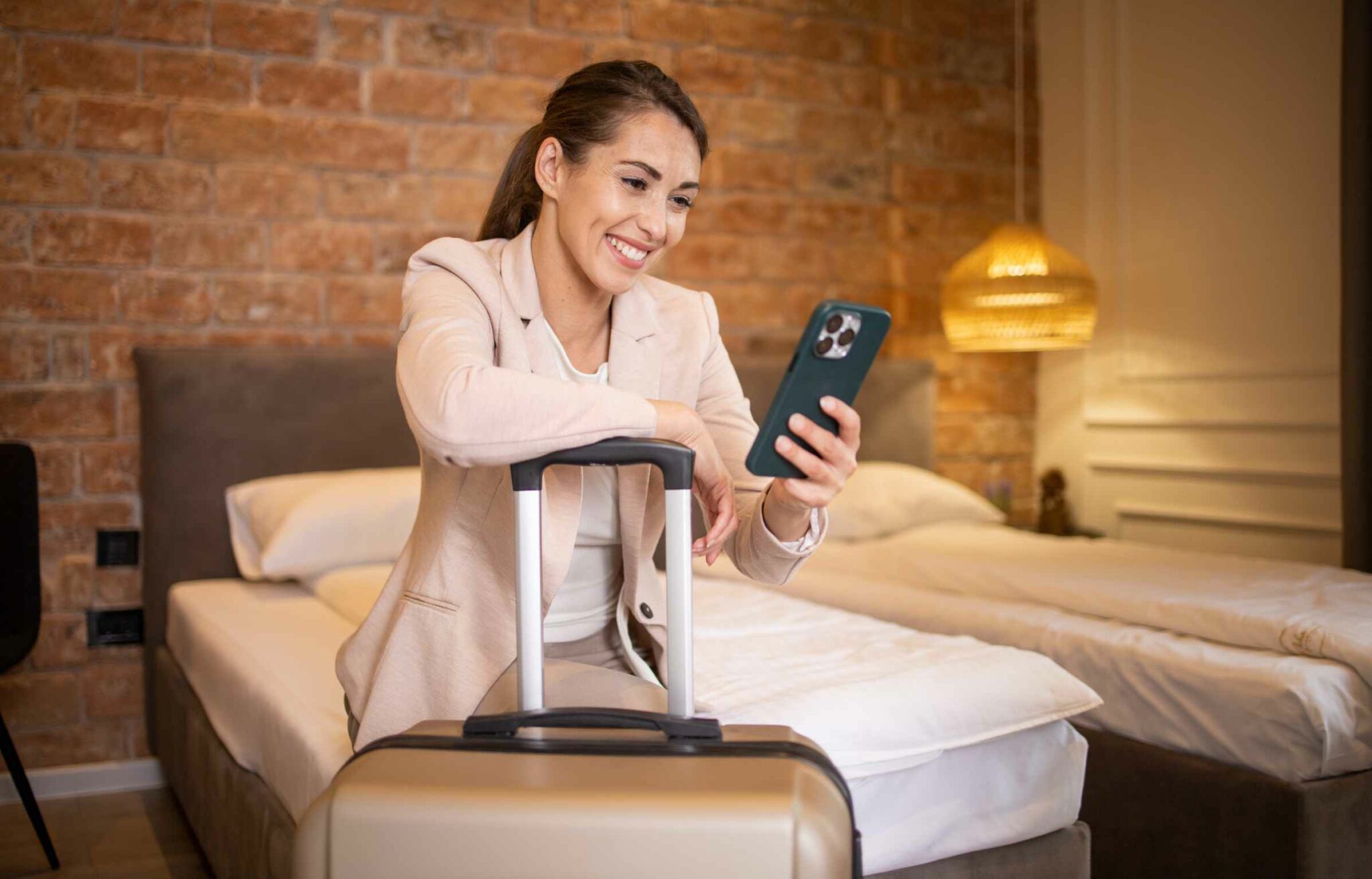 How to Book Flights with Extended Layovers for Longer Stops